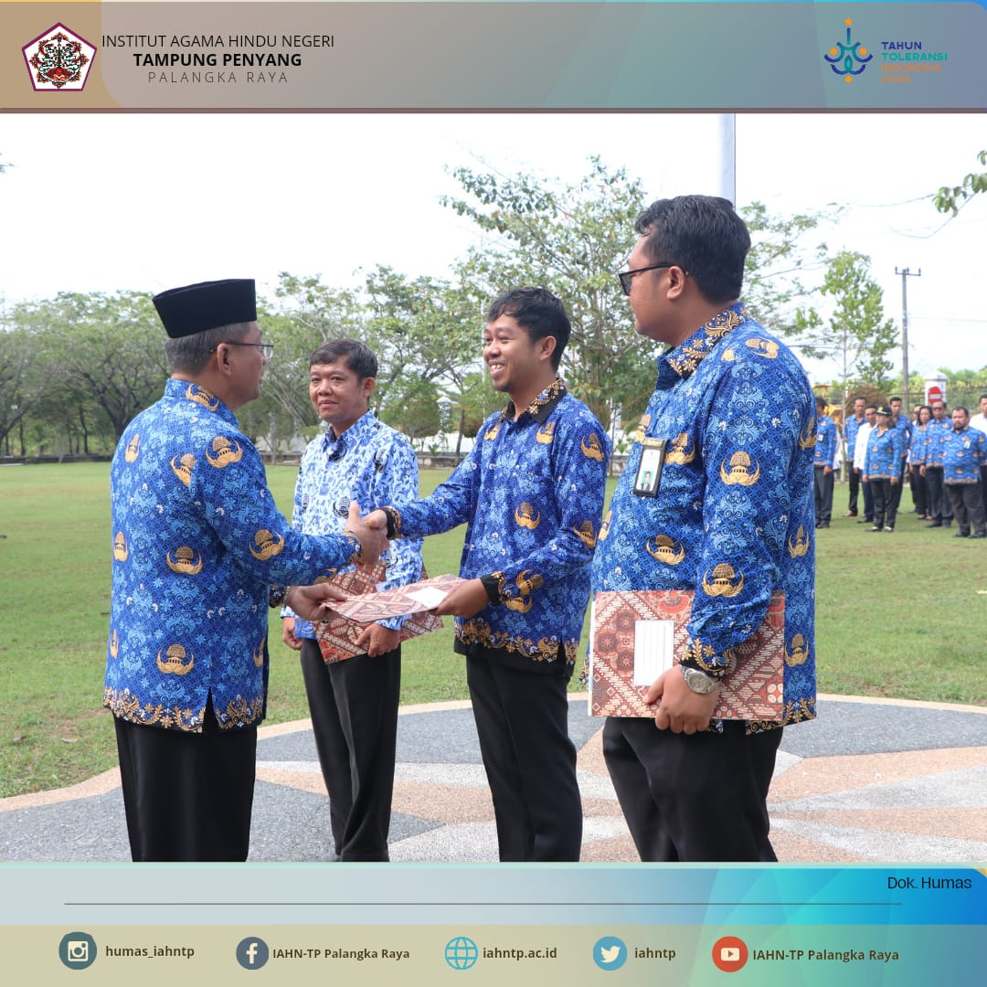 Penyerahan Piagam Kepada Pembina dan Pelatih UKM Penalaran IAHN TP ...